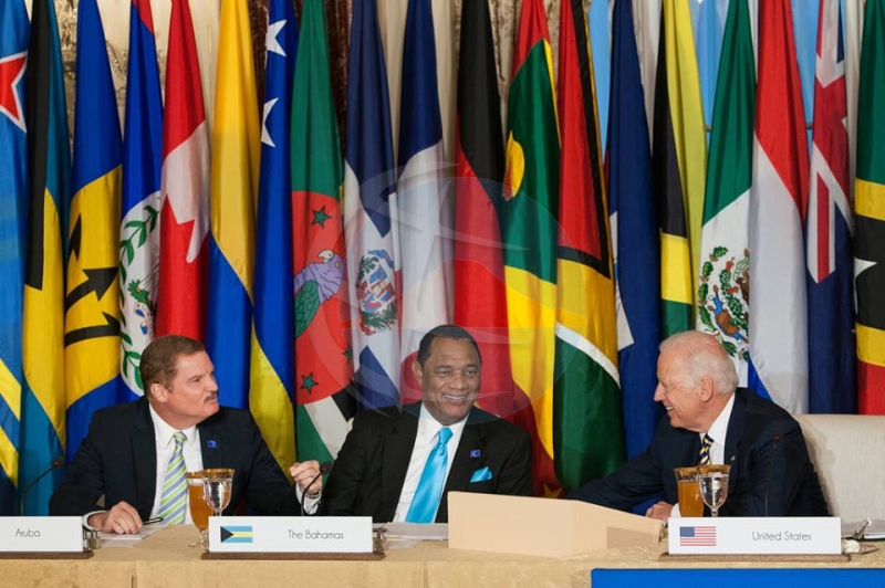 NoticiaCla - Joe Biden a topa Mike Eman na Washington