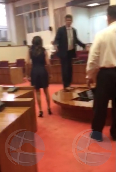 NoticiaCla - Bululu den parlamento entre Chris Dammers y Marisol Lopez ...