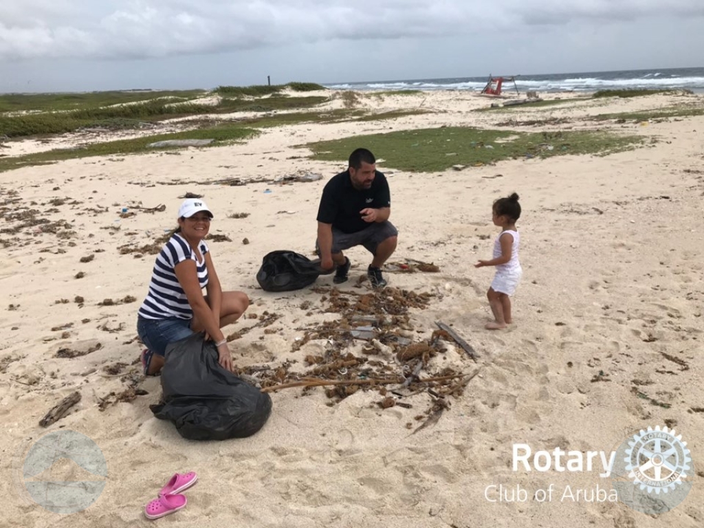 NoticiaCla - Rotary Club of Aruba a participa den beach clean up