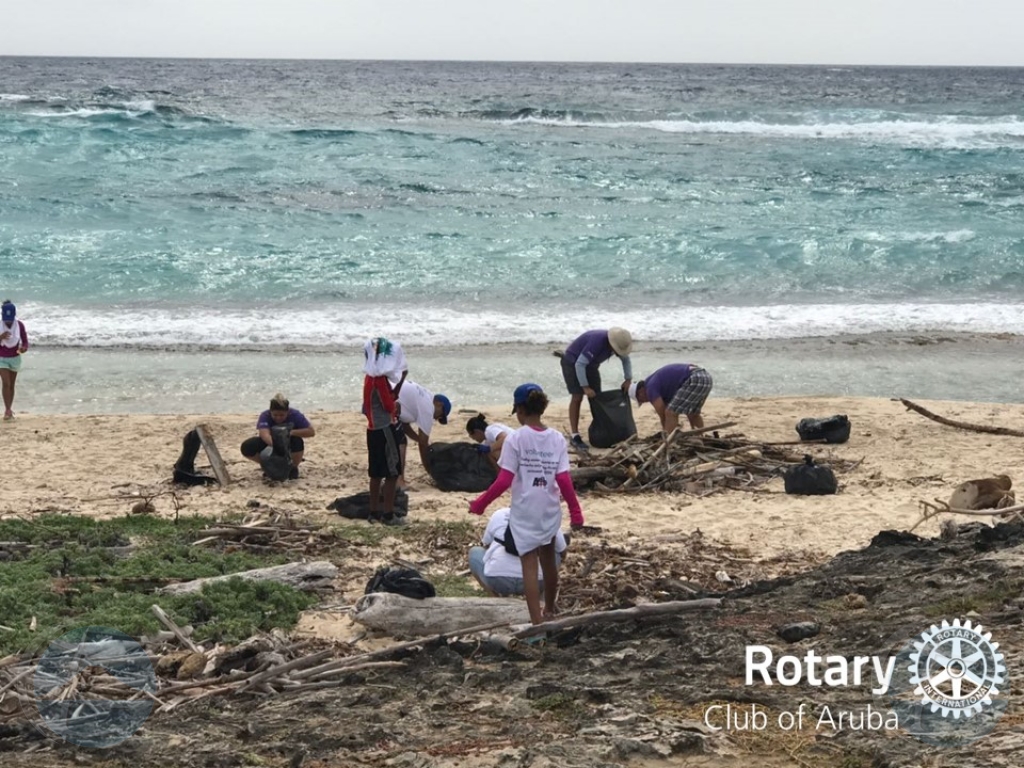 NoticiaCla - Rotary Club of Aruba a participa den beach clean up