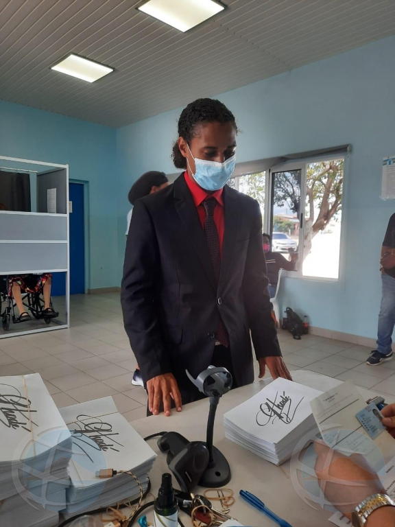 NoticiaCla - Lider di partido HTC Gilbert Webb a vota na Scol di Polis