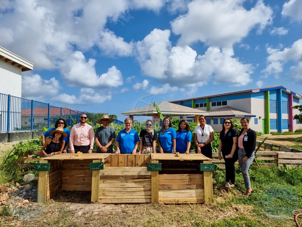 NoticiaCla - UNESCO Schools Aruba Consortium a ricibi nan waste bins ...