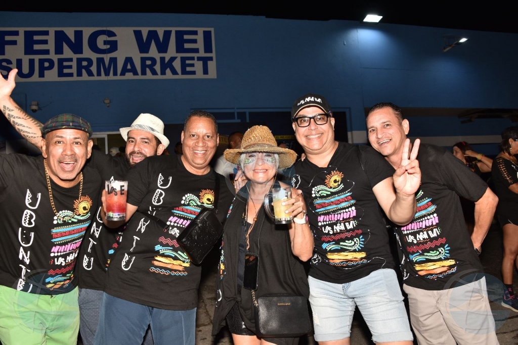 NoticiaCla - Aruba a goza di Fakkel Optocht cu hopi ambiente y musica