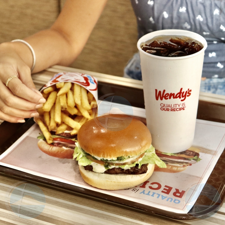 NoticiaCla - Wendy’s Aruba ta introduci un pan, wrap, salada y campaña nobo