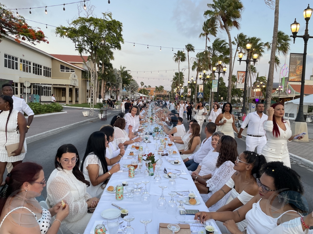 NoticiaCla - Di 5 edicion di Long Table Aruba a genera 60 mil dollar pa ...