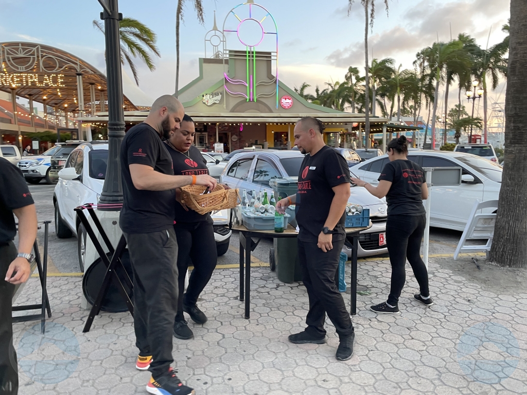 NoticiaCla - Di 5 edicion di Long Table Aruba a genera 60 mil dollar pa ...
