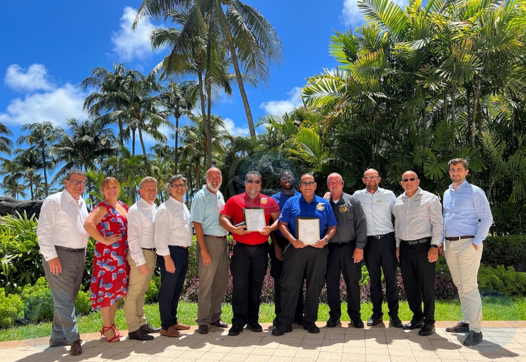 NoticiaCla - Aruba Marriott a reconoce tres empleado cu a salba bida di ...