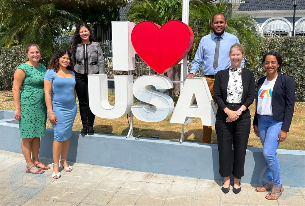 NoticiaCla - Stephanie Pietersz y Julissa Ras escohi pa participa na ...