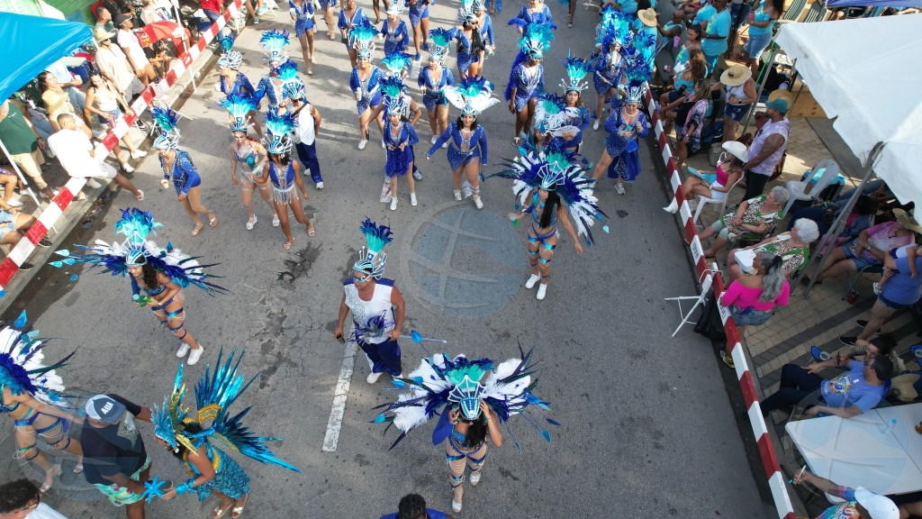 NoticiaCla - Final di carnaval 70 di Aruba tabata hopi colorido y largo