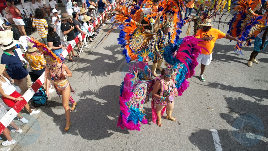 NoticiaCla - Final di carnaval 70 di Aruba tabata hopi colorido y largo