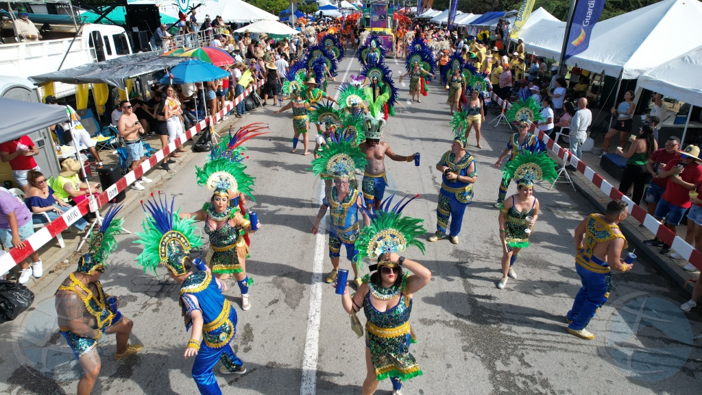 NoticiaCla - Final di carnaval 70 di Aruba tabata hopi colorido y largo