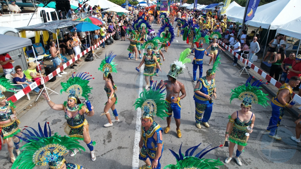 NoticiaCla - Final di carnaval 70 di Aruba tabata hopi colorido y largo