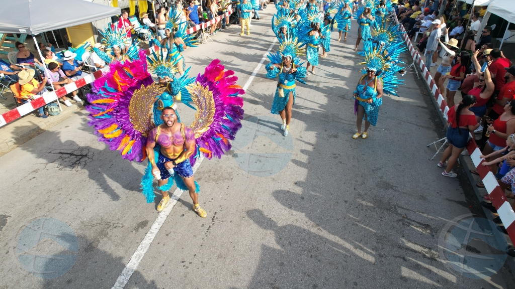 NoticiaCla - Final di carnaval 70 di Aruba tabata hopi colorido y largo
