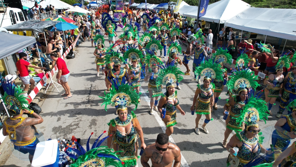 NoticiaCla - Final di carnaval 70 di Aruba tabata hopi colorido y largo