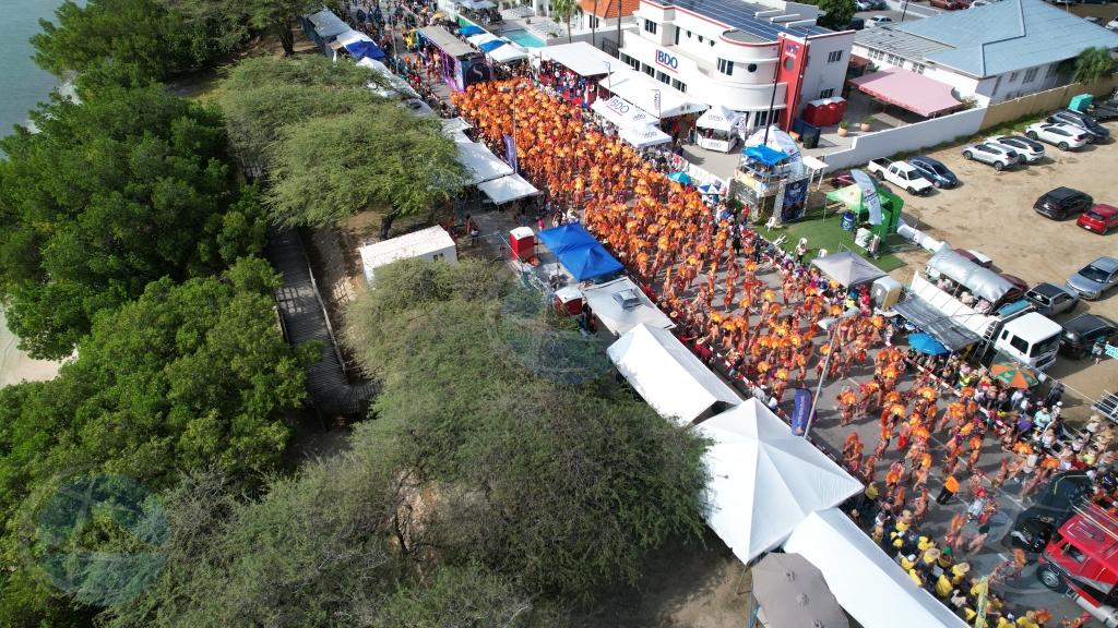 NoticiaCla - Final di carnaval 70 di Aruba tabata hopi colorido y largo