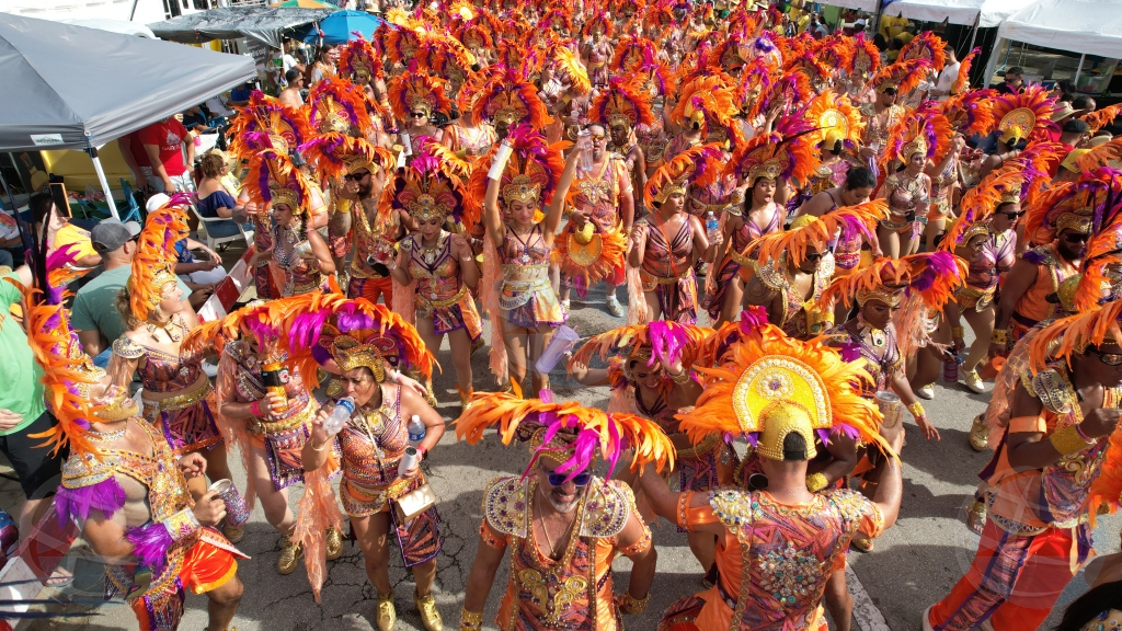 NoticiaCla - Final di carnaval 70 di Aruba tabata hopi colorido y largo
