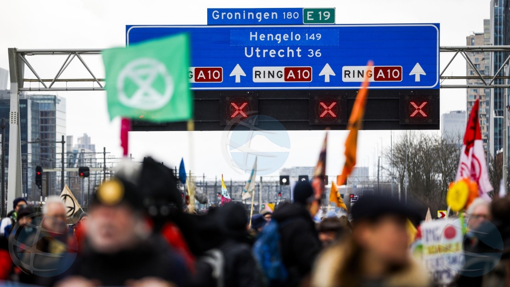 NoticiaCla - Grupo di accion kier blokea un ader principal di Amsterdam ...